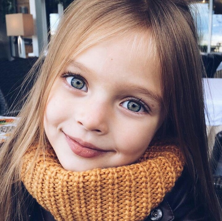 Abbigliamento bambina: lo stile della Mini Fashion Icon Anna Pavaga