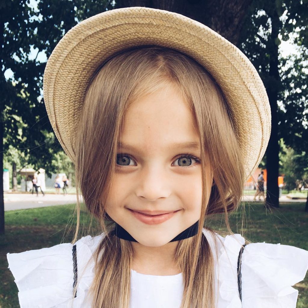Abbigliamento bambina: lo stile della Mini Fashion Icon Anna Pavaga